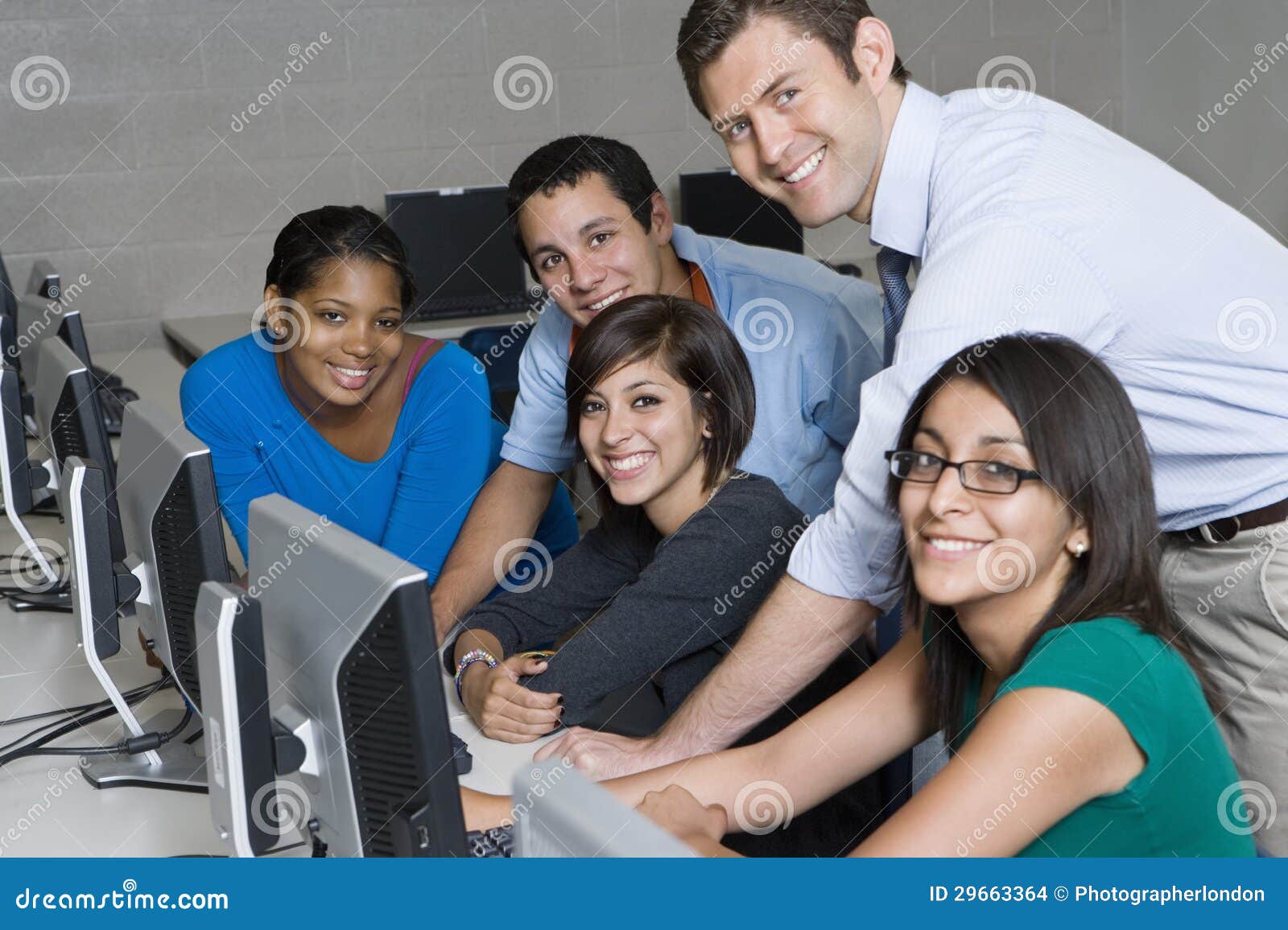 Lehrer-and Students in-Computer-Labor Stockfoto - Bild von glück, leute ...