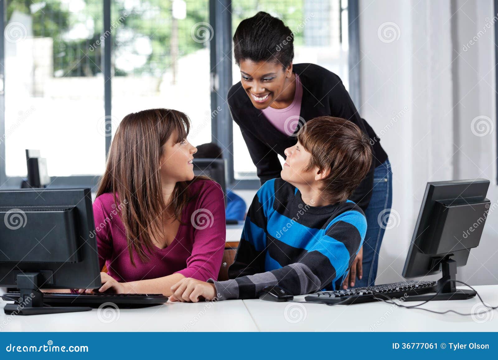 Lehrer and Teenage Students Im Computer-Labor Stockbild - Bild von ...