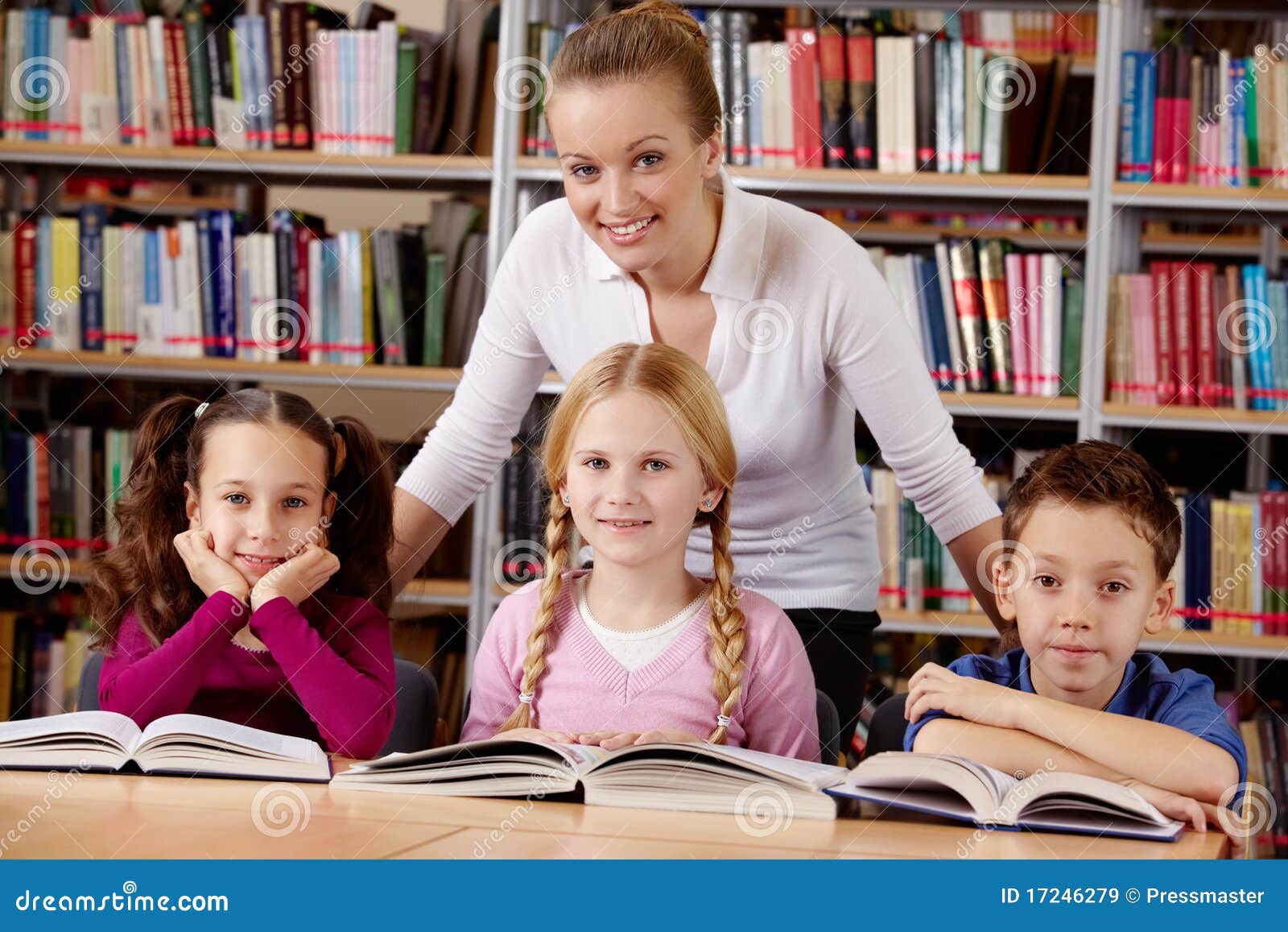 Lehrer und Schulkinder stockbild. Bild von wissen, kinder - 17246279