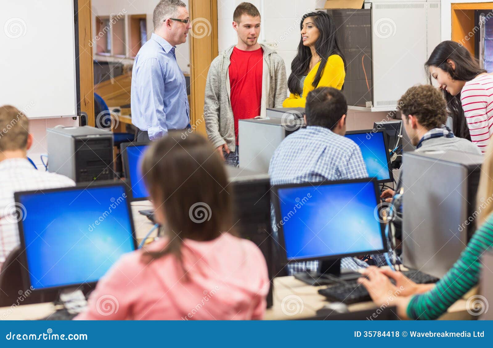 Lehrer Und Studenten Im Computerraum Stockfoto - Bild von universität ...