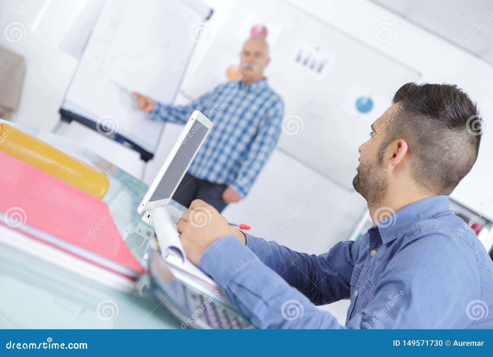 Lehrer Und Studenten Im Klassenzimmer Stockfoto - Bild von gemischt ...