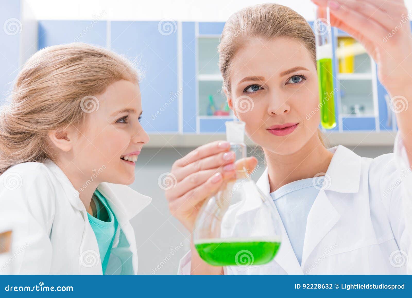 Lehrer- Und Studentenchemiker, Die Experiment Im Labor Machen Stockfoto ...