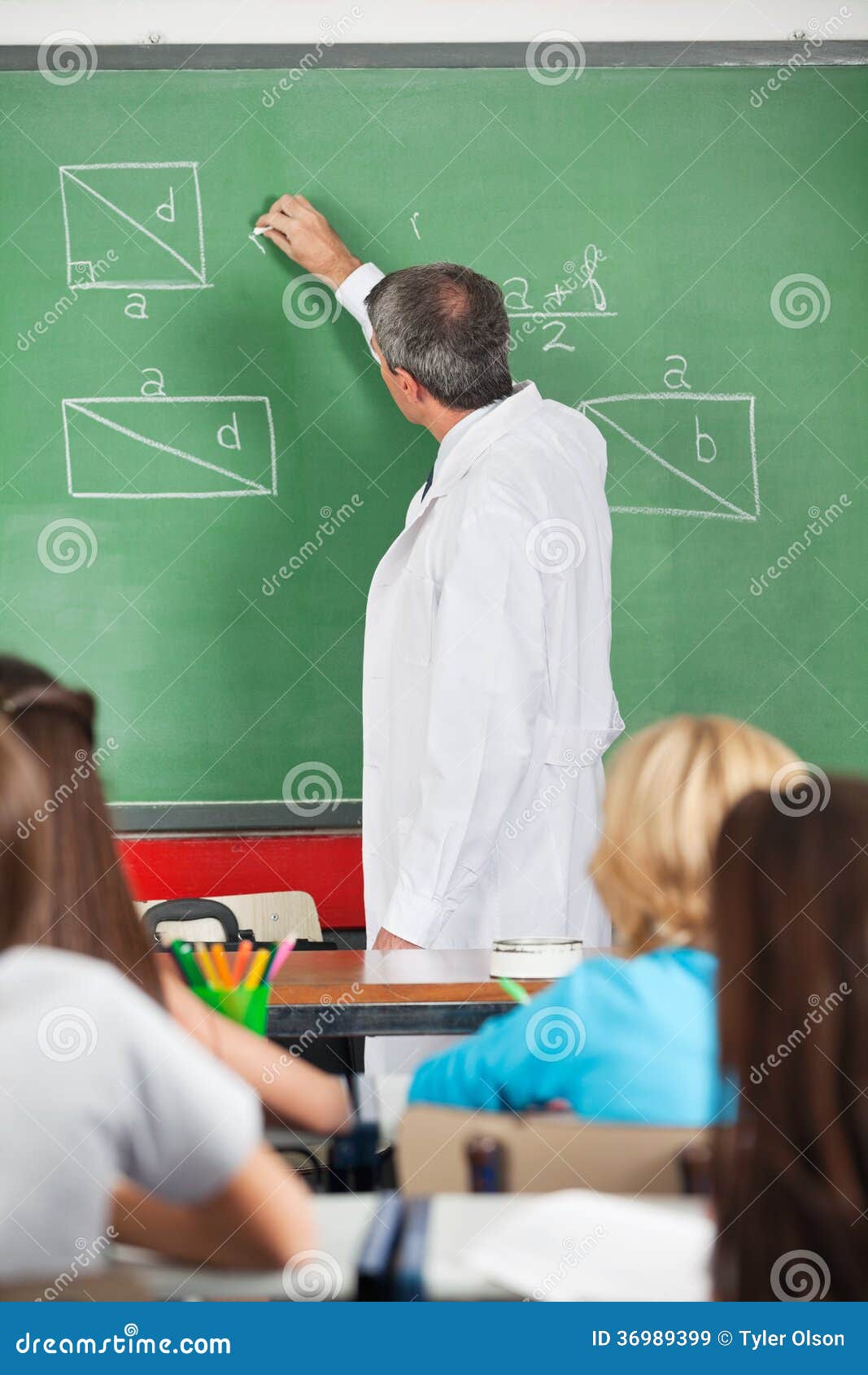 Lehrer Writing on Greenboard Beim Unterrichten Stockbild - Bild von ...