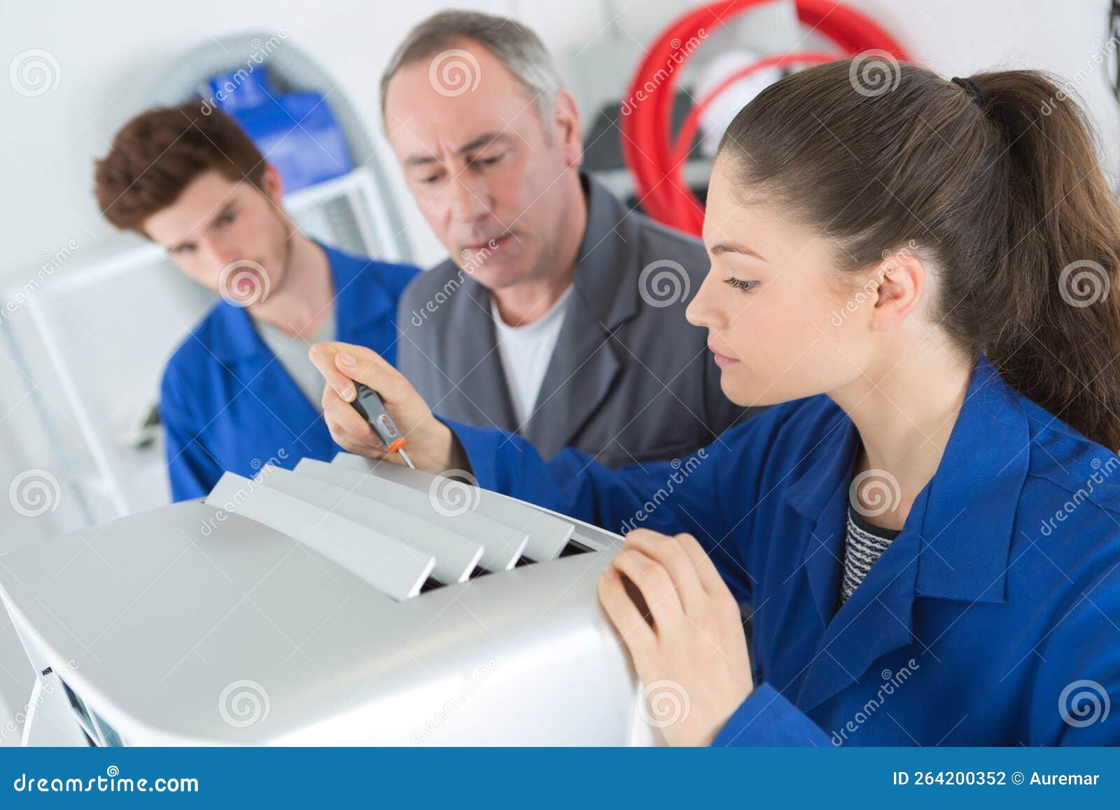 Lehrlinge, Die Probleme Erkennen Stockfoto - Bild von lehrling, manuell: 264200352