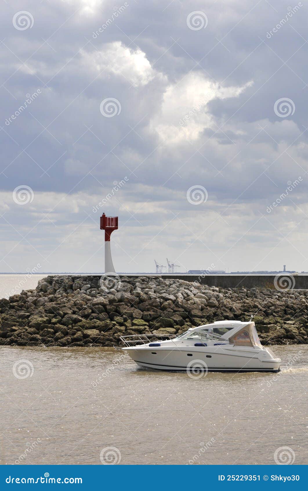 Leisure Boat in Front of a Jetty Stock Image - Image of harbor, horizon ...