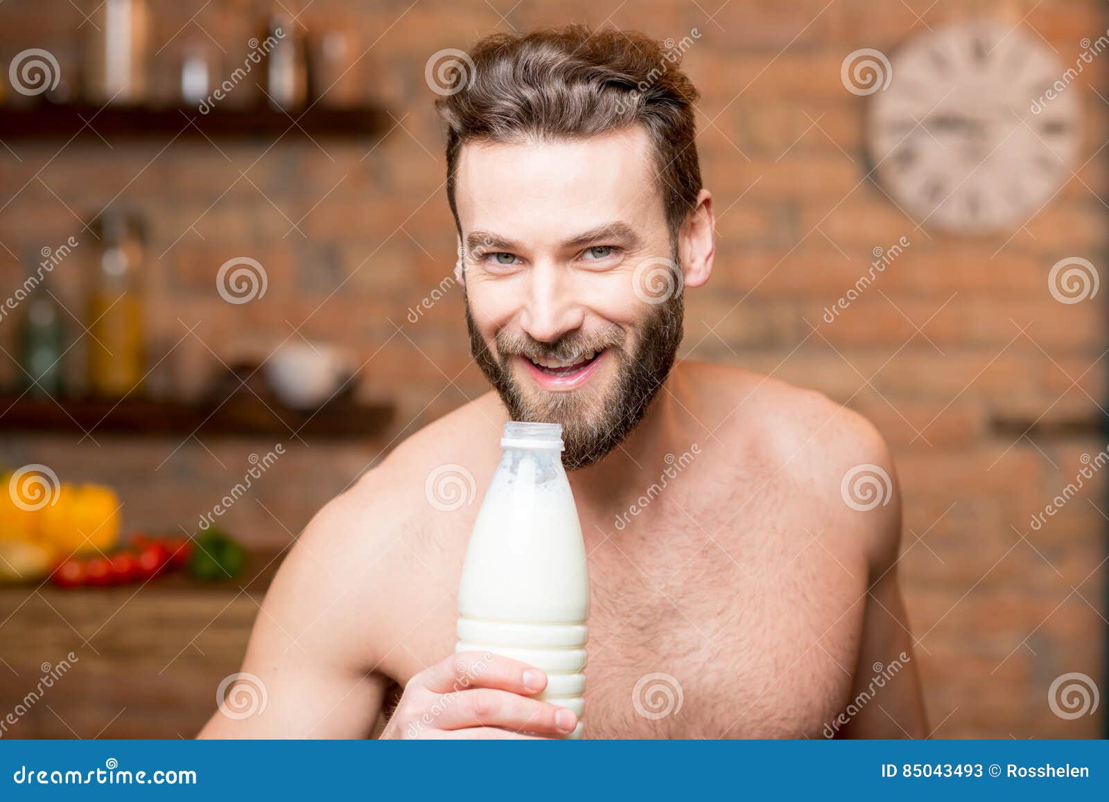 Leite Bebendo Do Homem Muscular Imagem de Stock - Imagem de homem ...