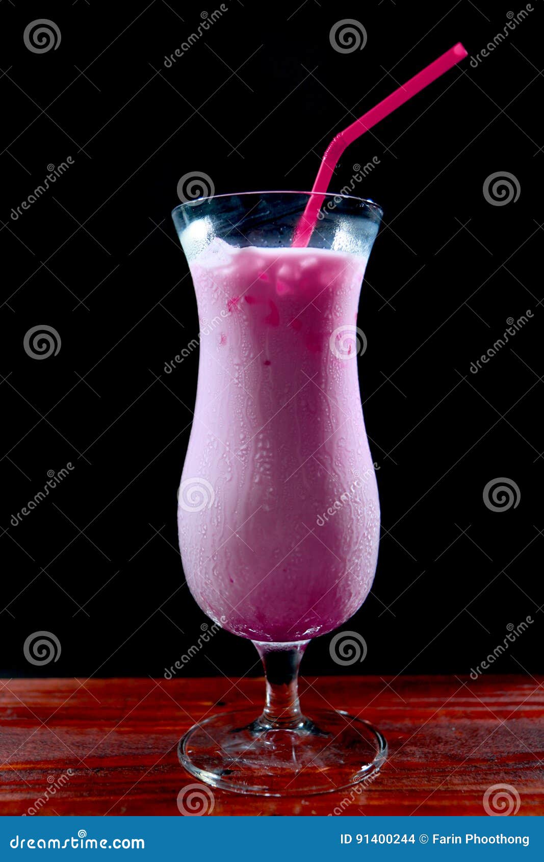 Leite cor-de-rosa foto de stock. Imagem de sobremesa - 91400244