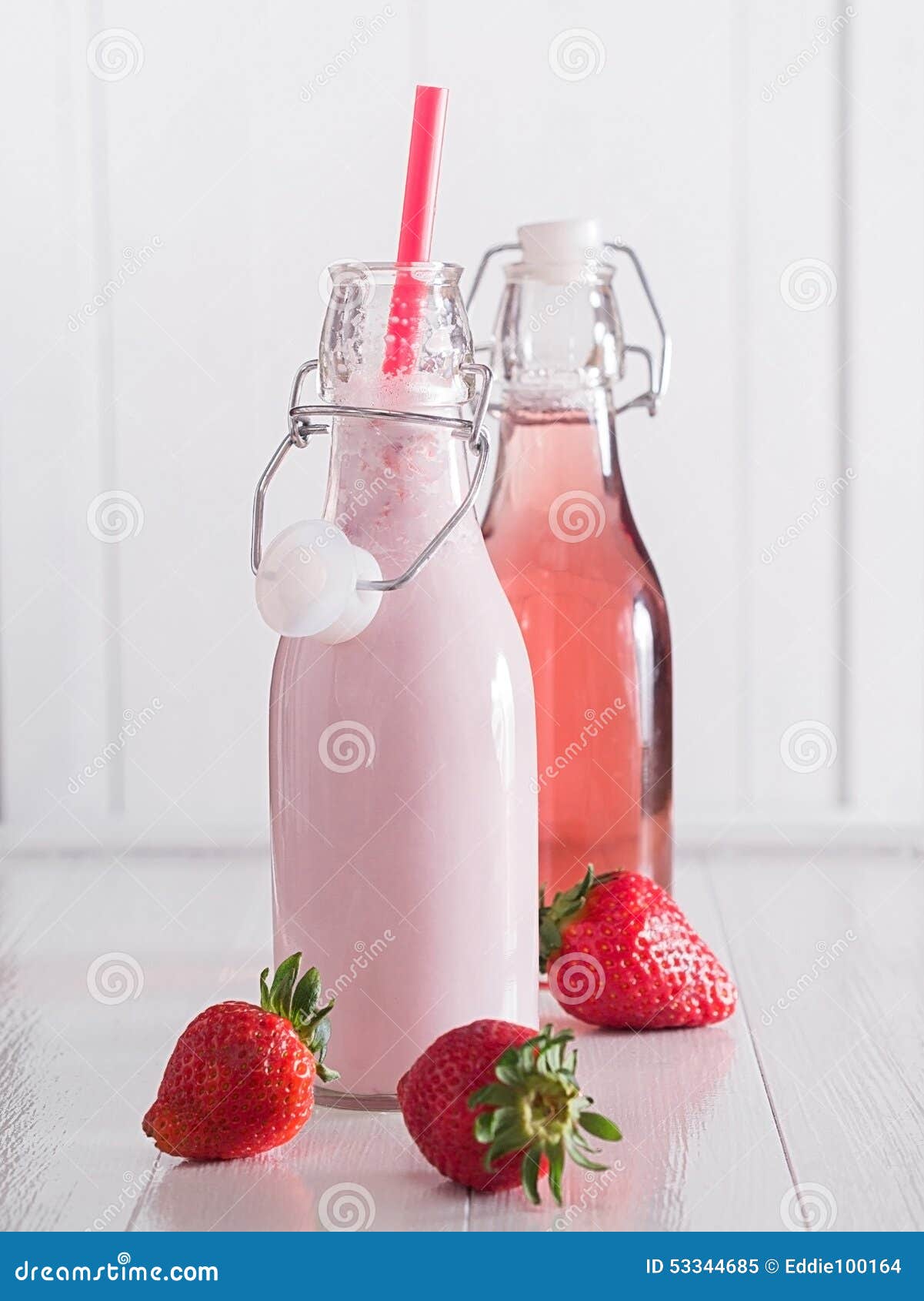 Leite Da Morango E Suco Da Morango Em Umas Garrafas Imagem de Stock ...