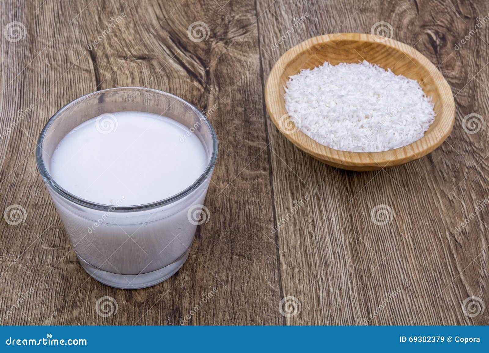Leite De Coco E O Prato Com Coco Raspado Imagem de Stock - Imagem de ...