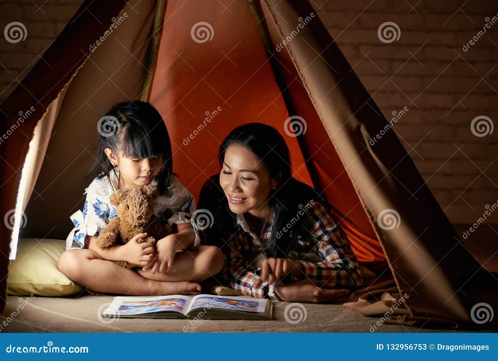 Leitura Antes De Ir Para A Cama Imagem De Stock Imagem De Matriz