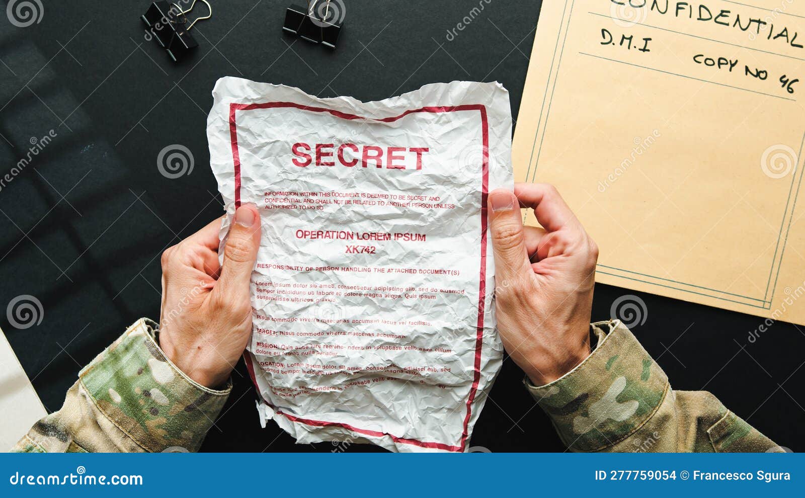 Leitura Do Documento Secreto De Topo Amassado Foto de Stock - Imagem de ...