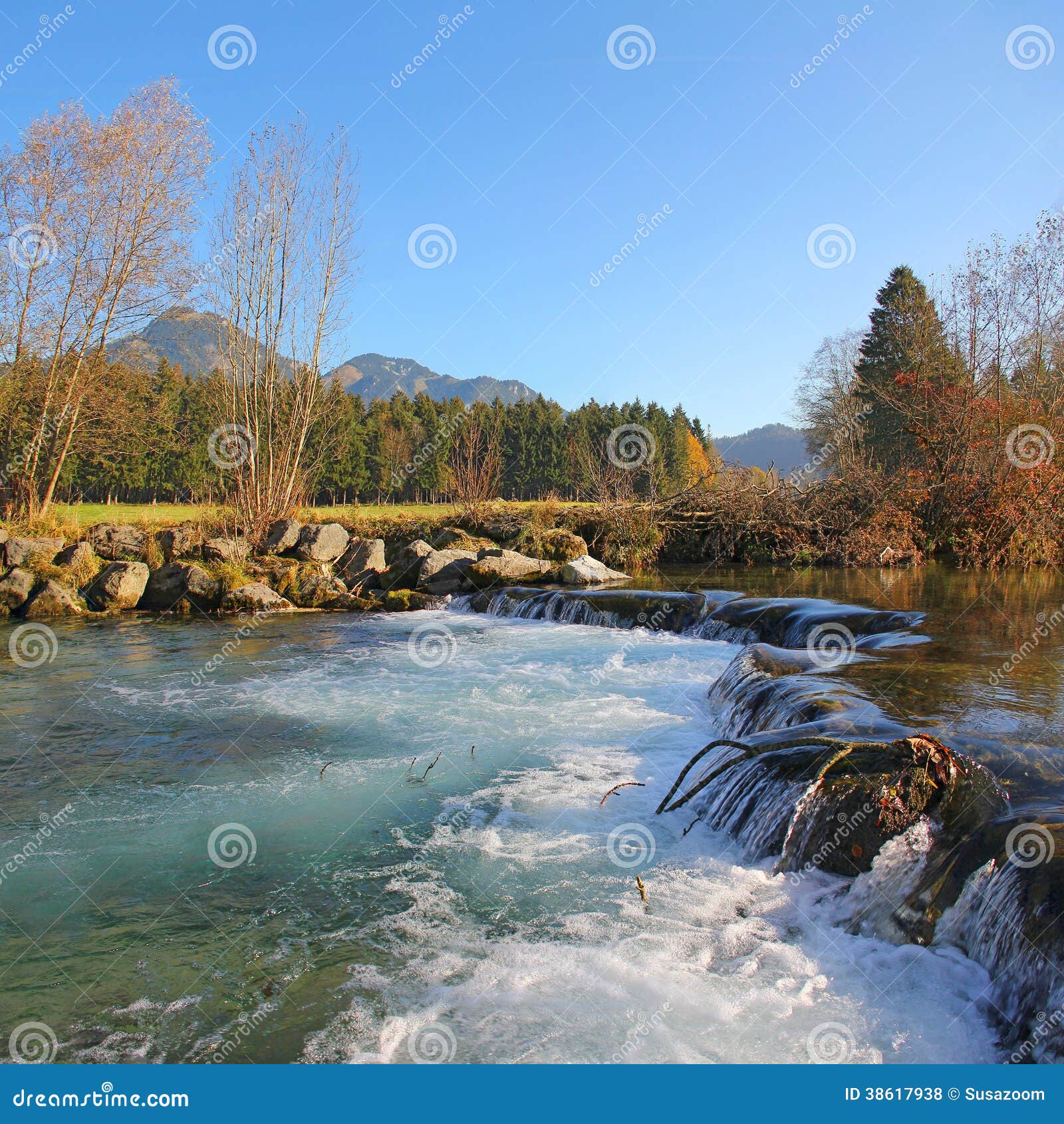 Leitzach-Fluss Mit Stromstromschnellen, Bayern Stockfoto - Bild von ...
