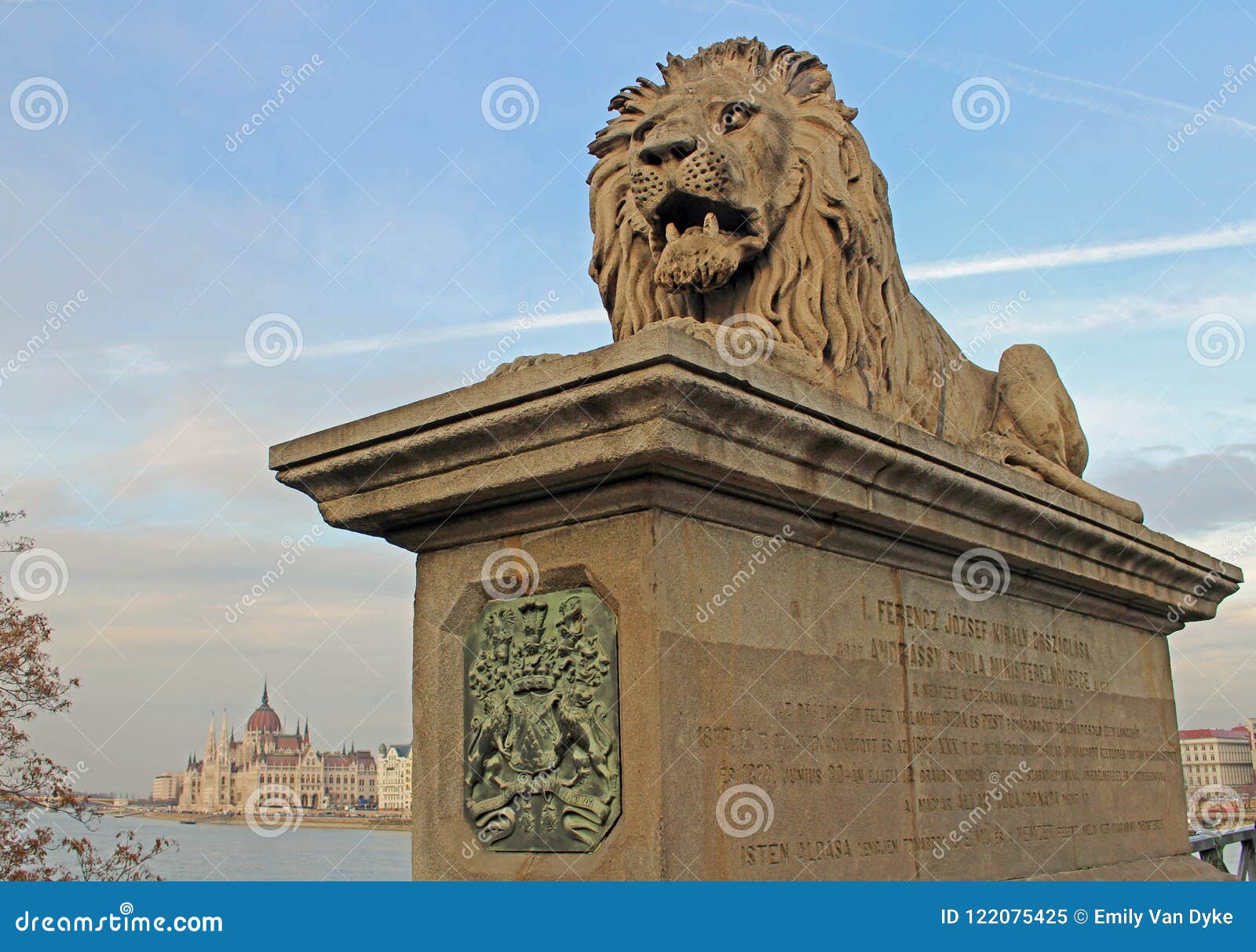 Lejon Bevakar Den Iconic Chain Bron I Budapest, Ungern Fotografering ...