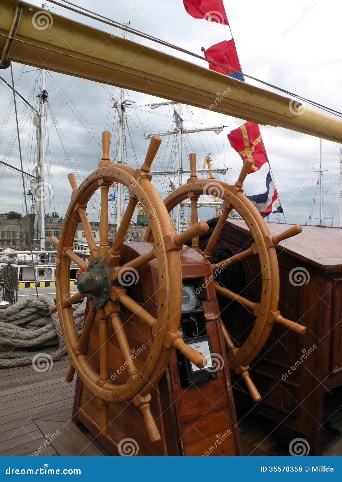 Leme do navio foto de stock. Imagem de barco, madeira - 35578358