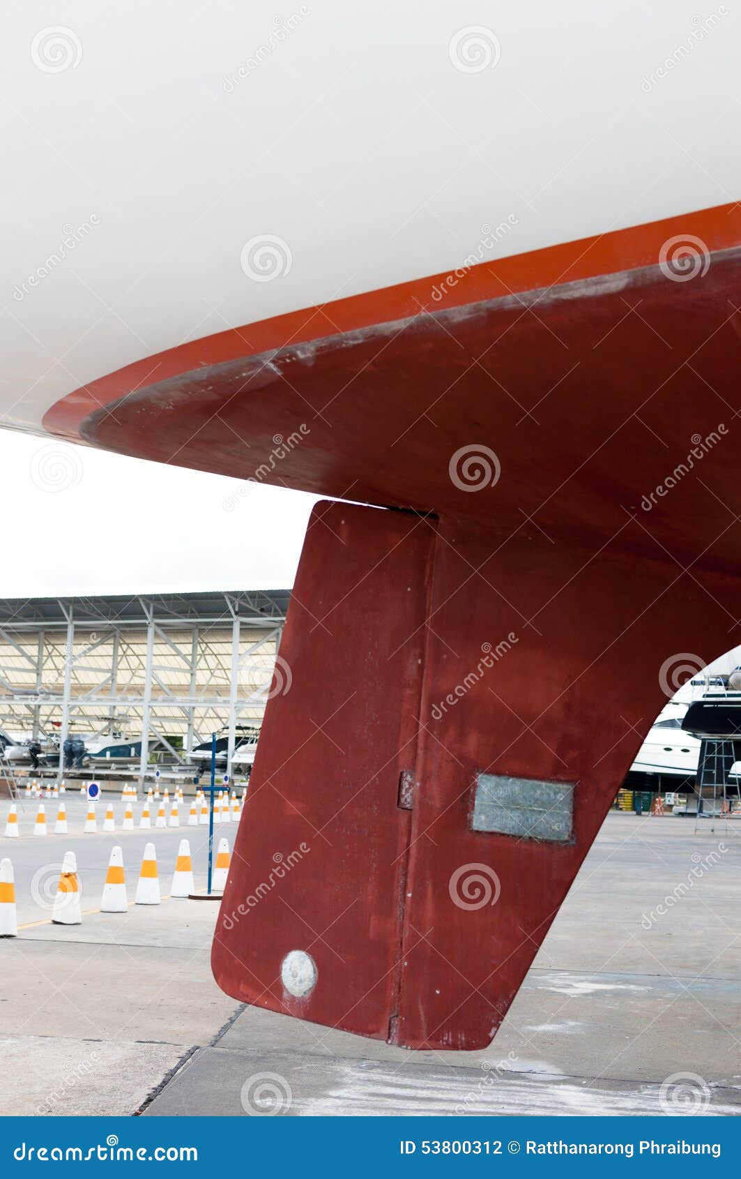 Leme do navio no estaleiro foto de stock. Imagem de marinha - 53800312