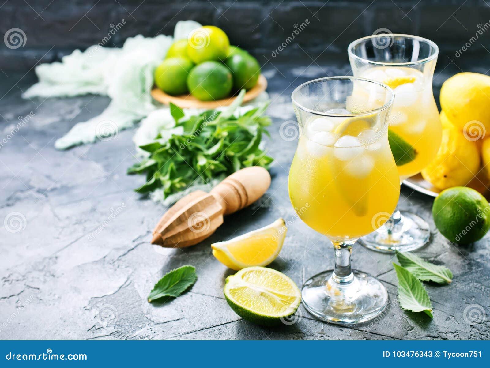 Lemonad stock afbeelding. Image of glazen, waterkruik - 103476343