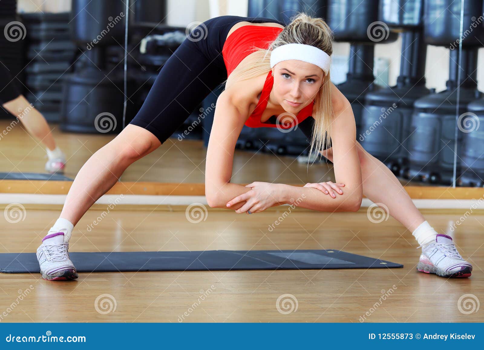 Lenig meisje stock afbeelding. Image of gymnastiek, pasvorm - 12555873