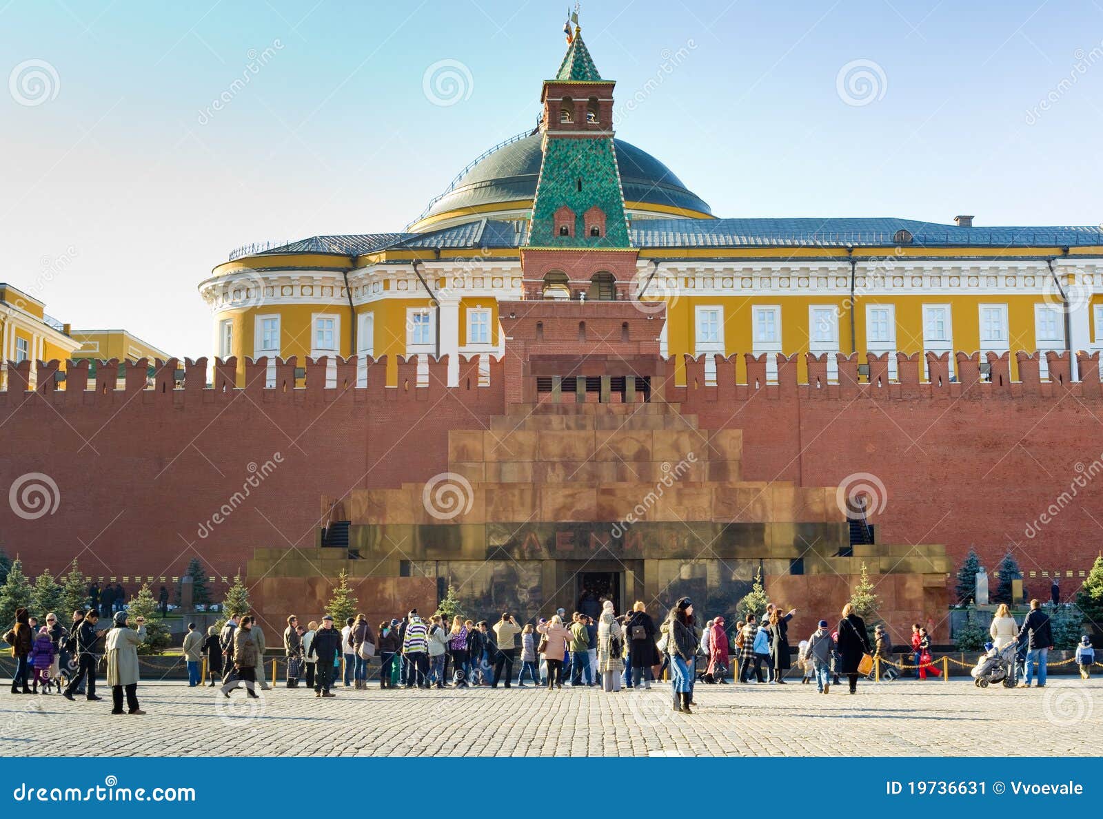 Lenin Mausoleum in Moscow editorial photo. Image of tourist - 19736631