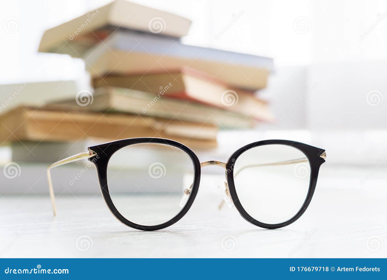 Lentes Con Libros En El Fondo Foto de archivo - Imagen de estudio ...