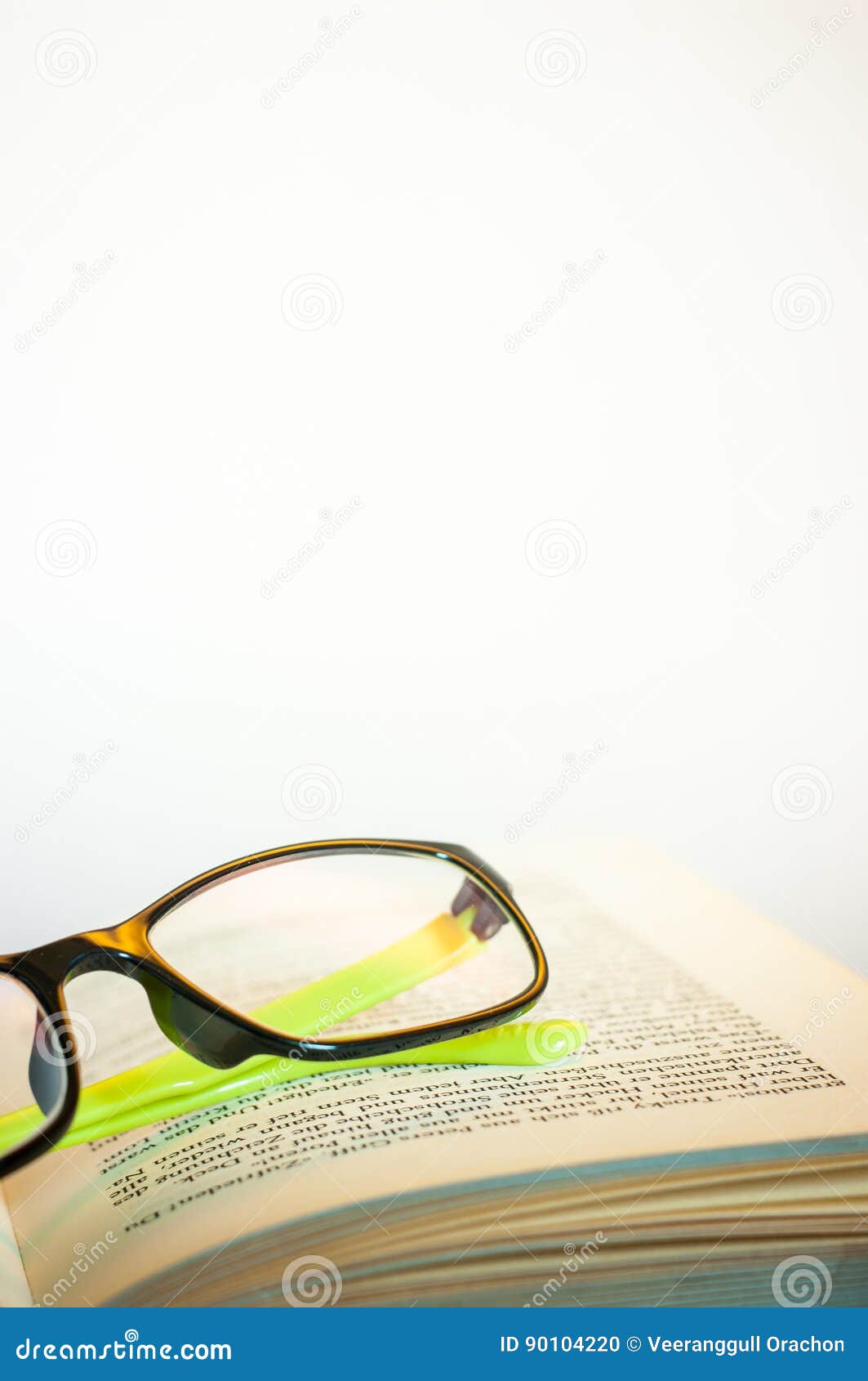 Lentes De La Lectura Con El Libro Abierto Foto de archivo - Imagen de ...