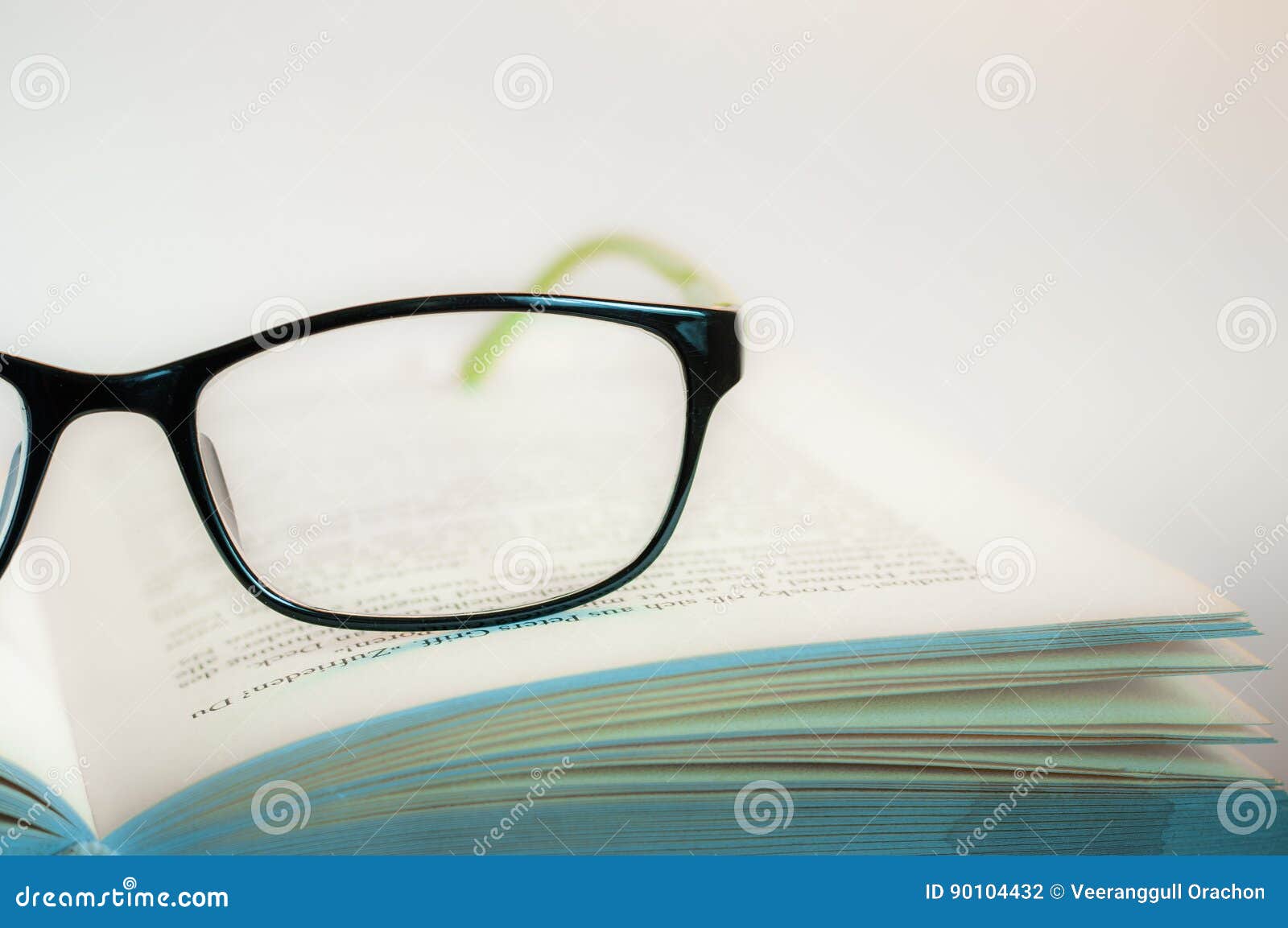 Lentes De La Lectura Con El Libro Abierto Foto de archivo - Imagen de ...