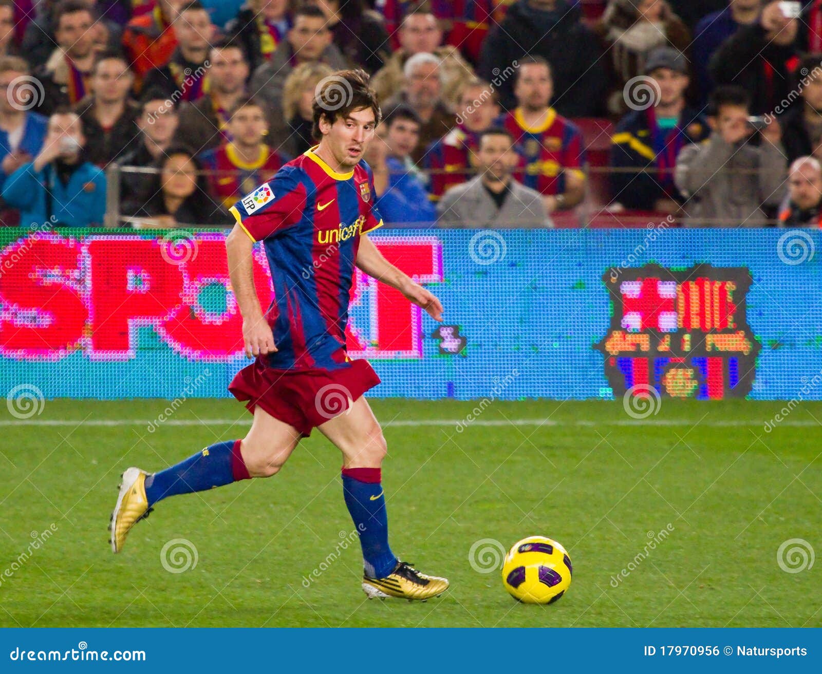 Leo Messi running editorial photo. Image of football - 17970956