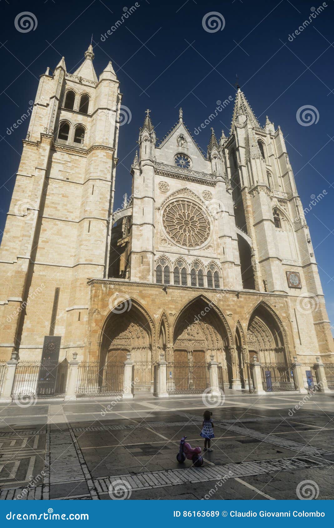 Leon Spain: Cathedral Exterior Editorial Stock Image - Image of ...