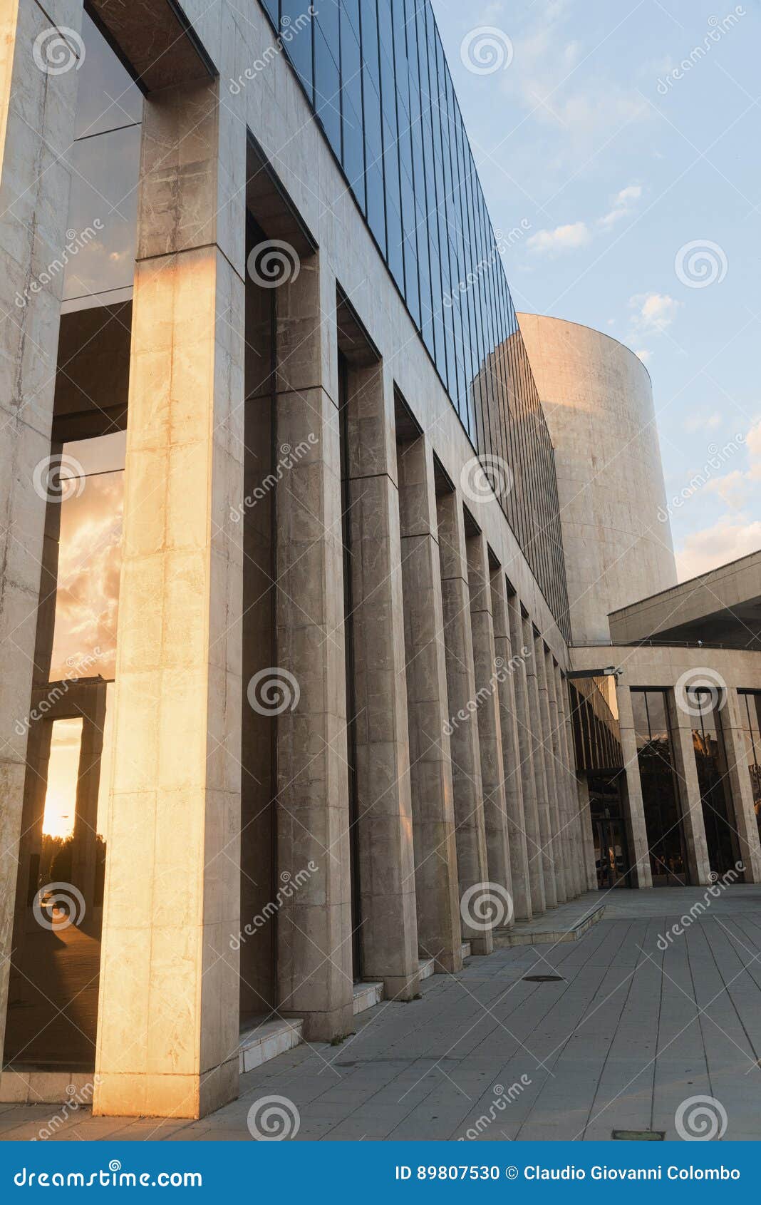 Leon Spain: Palacio Moderno Foto de archivo - Imagen de moderno, tarde ...