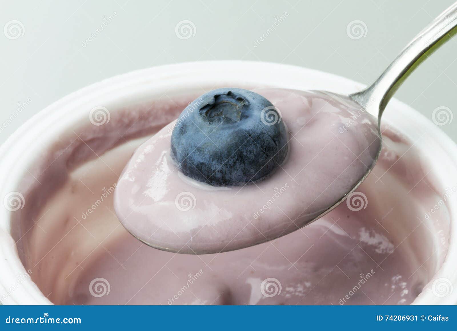 Lepel Van Yoghurt Met Bosbessen Stock Afbeelding - Image of reclame ...