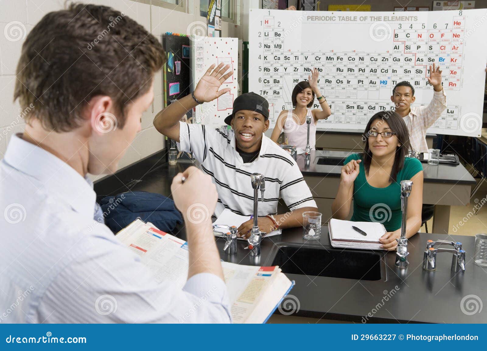 Leraar Calling on Students in Wetenschapsklasse Stock Afbeelding ...