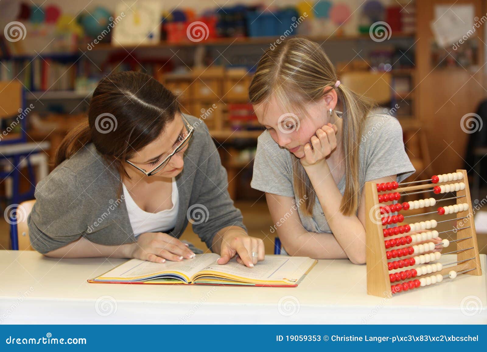 Leraar En Student Die Samen Leren Stock Afbeelding - Image of bureau ...