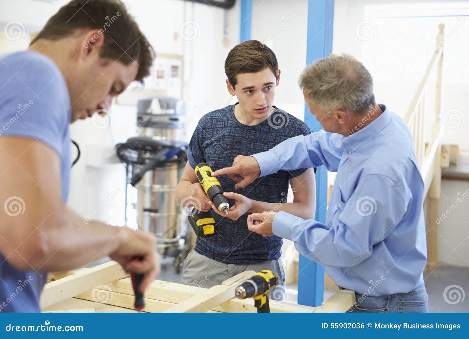 Leraar Helping College Student Dat Timmerwerk Bestudeert Stock Foto ...