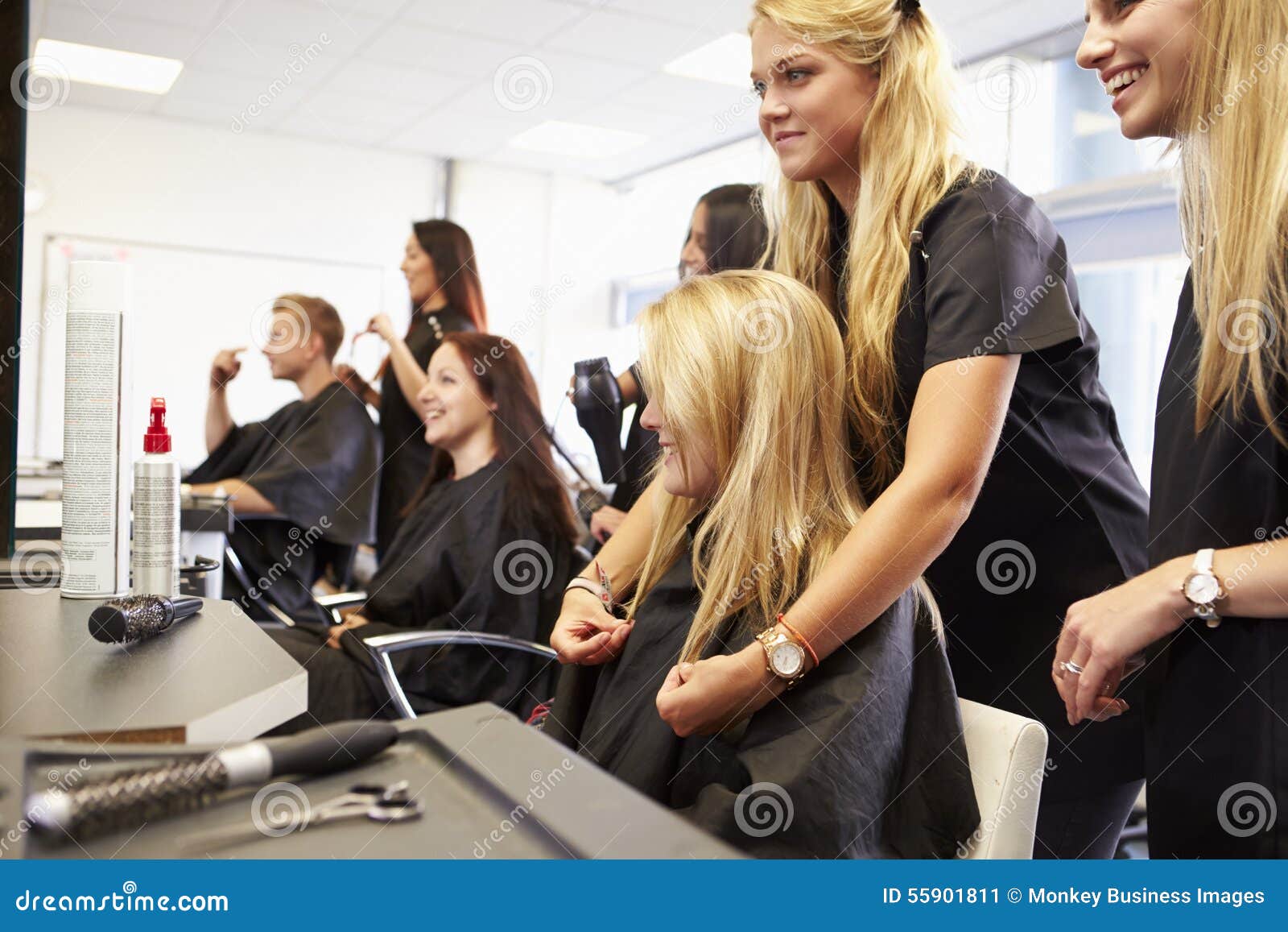Leraar Helping Students Training Om Kappers Te Worden Stock Afbeelding ...