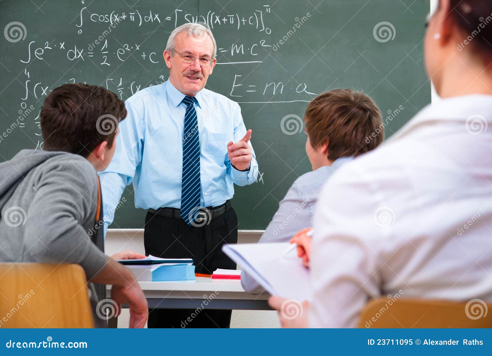 Leraar Met Middelbare Schoolstudenten Stock Afbeelding - Image of ...