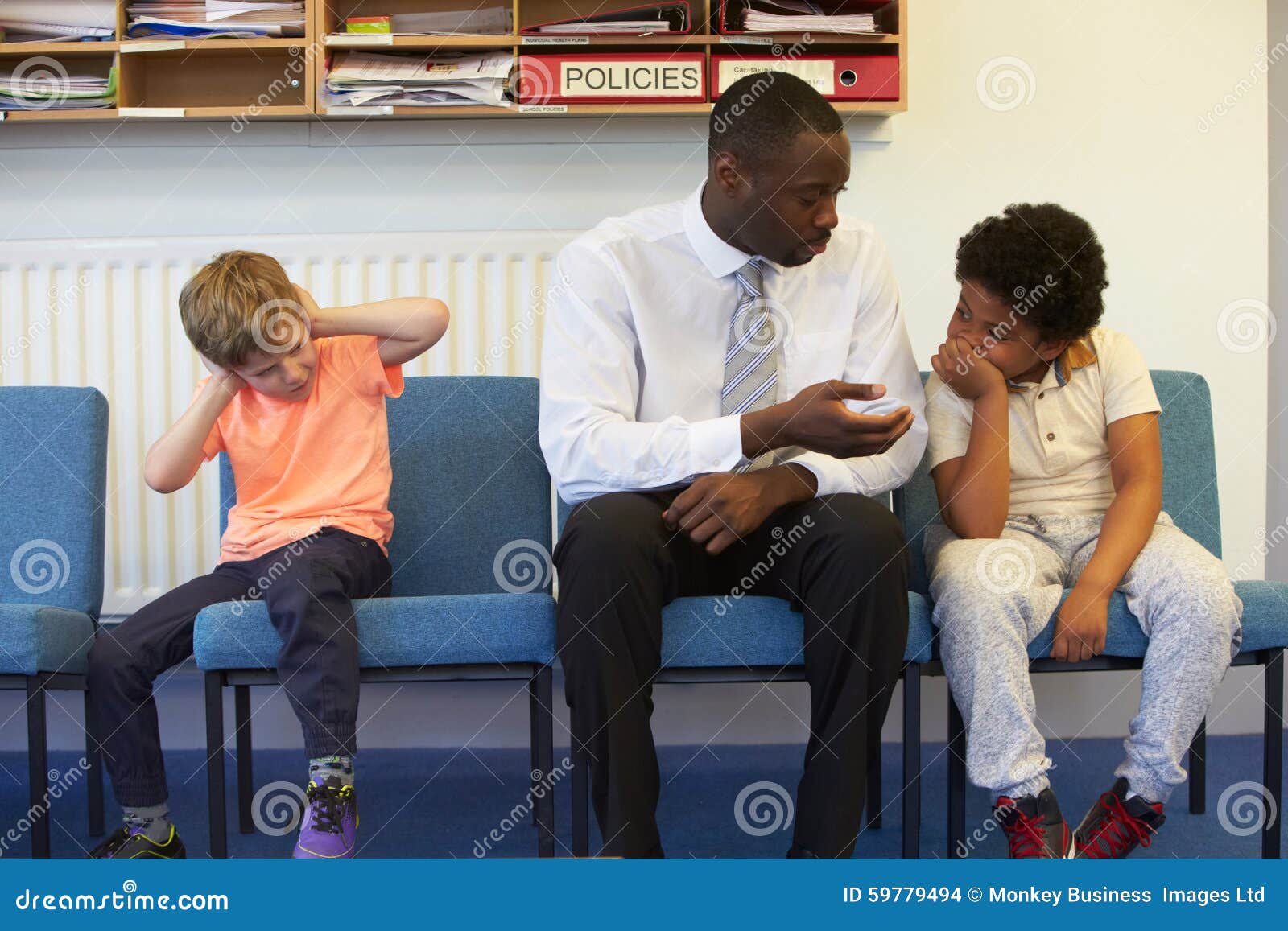 Leraar Solving Problem between Twee Schoolstudenten Stock Foto - Image ...