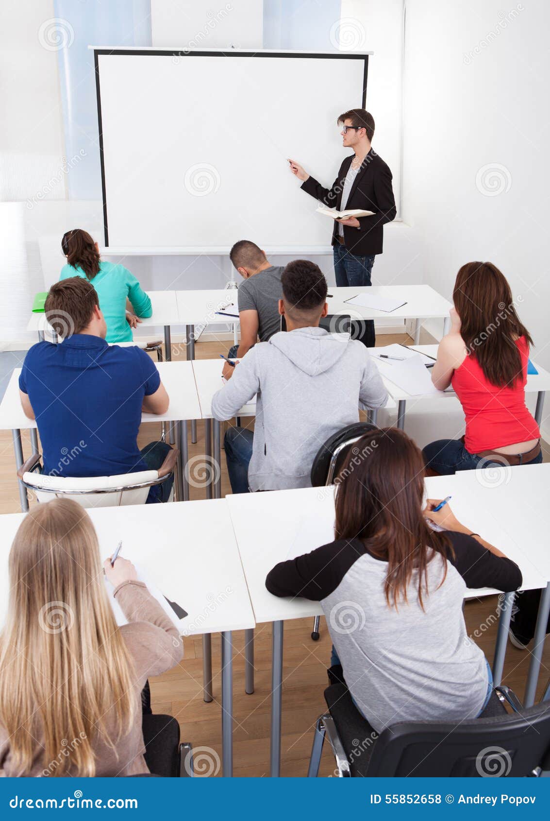 Leraar Teaching College Students in Klaslokaal Stock Foto - Image of ...