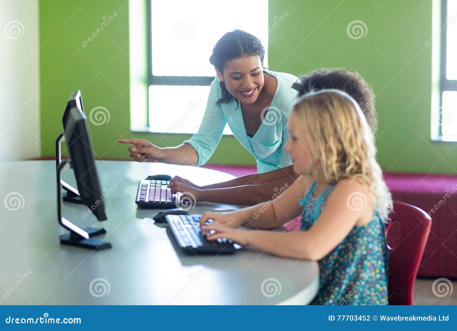 Lerncomputer Des Weiblichen Lehrers Mit Kindern Stockfoto - Bild von ...