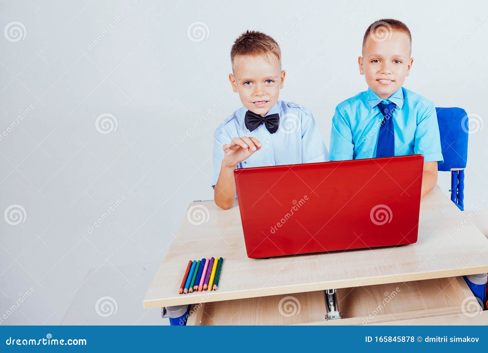 Lernen Sie Mit Dem Computer Zwei Jungen in Der Schule Stockfoto - Bild ...