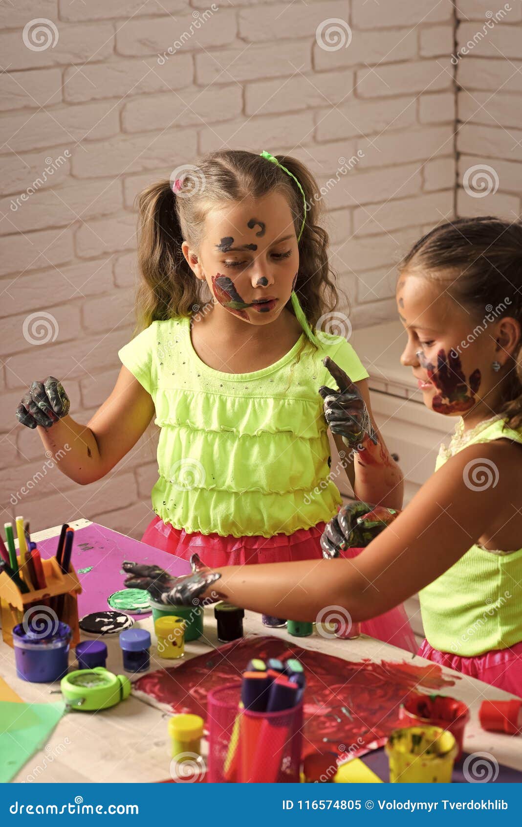 Lernende Und Spielende Kinder Stockbild - Bild von kindergarten, kinder ...