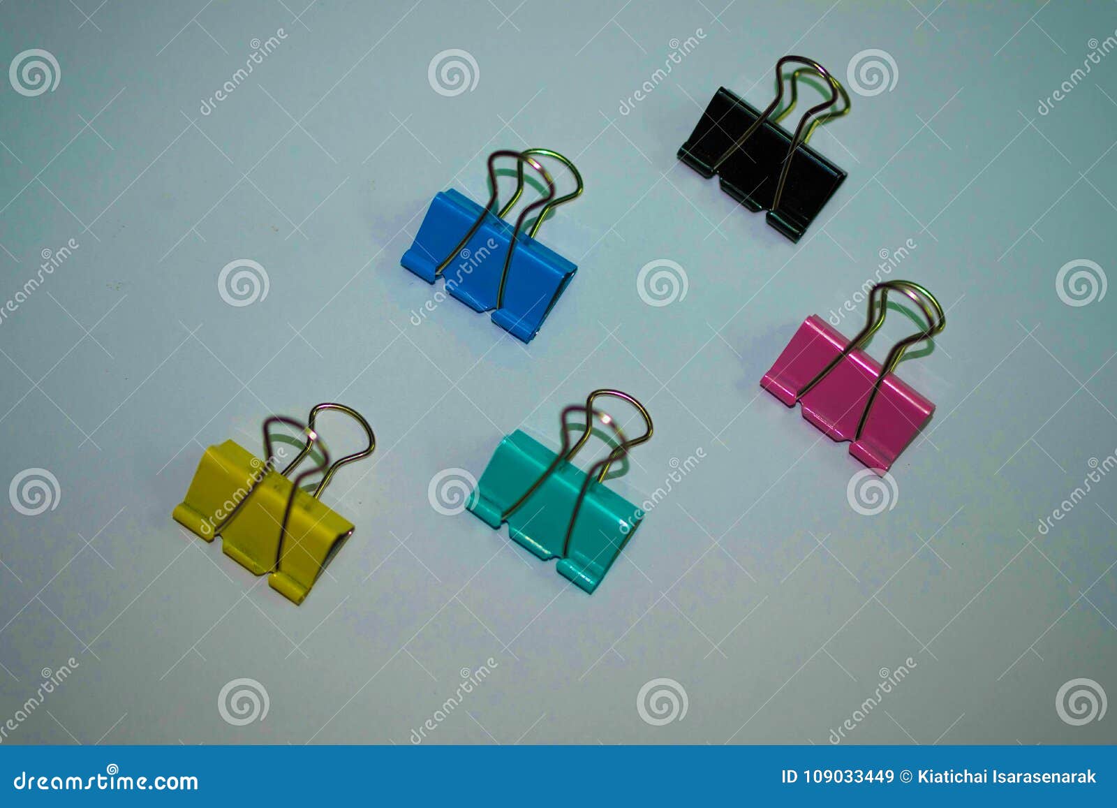 Les Agrafes De Reliure, Emboutissent Le Trombone Image stock - Image du ...