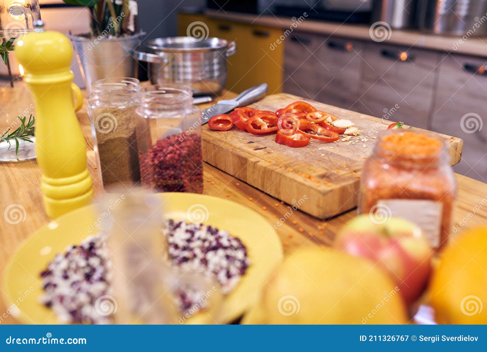 Les Aliments Sains Sont Sur La Table Dans La Cuisine Image stock ...