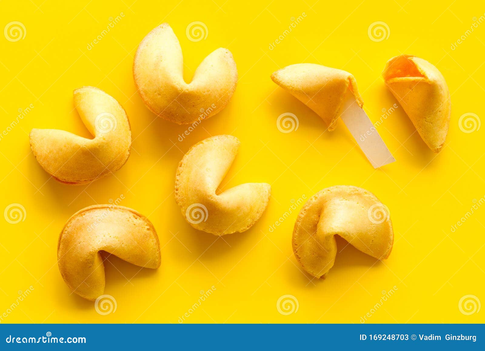 Les Biscuits Chinois Traditionnels Sur La Table Jaune Descendante Image ...