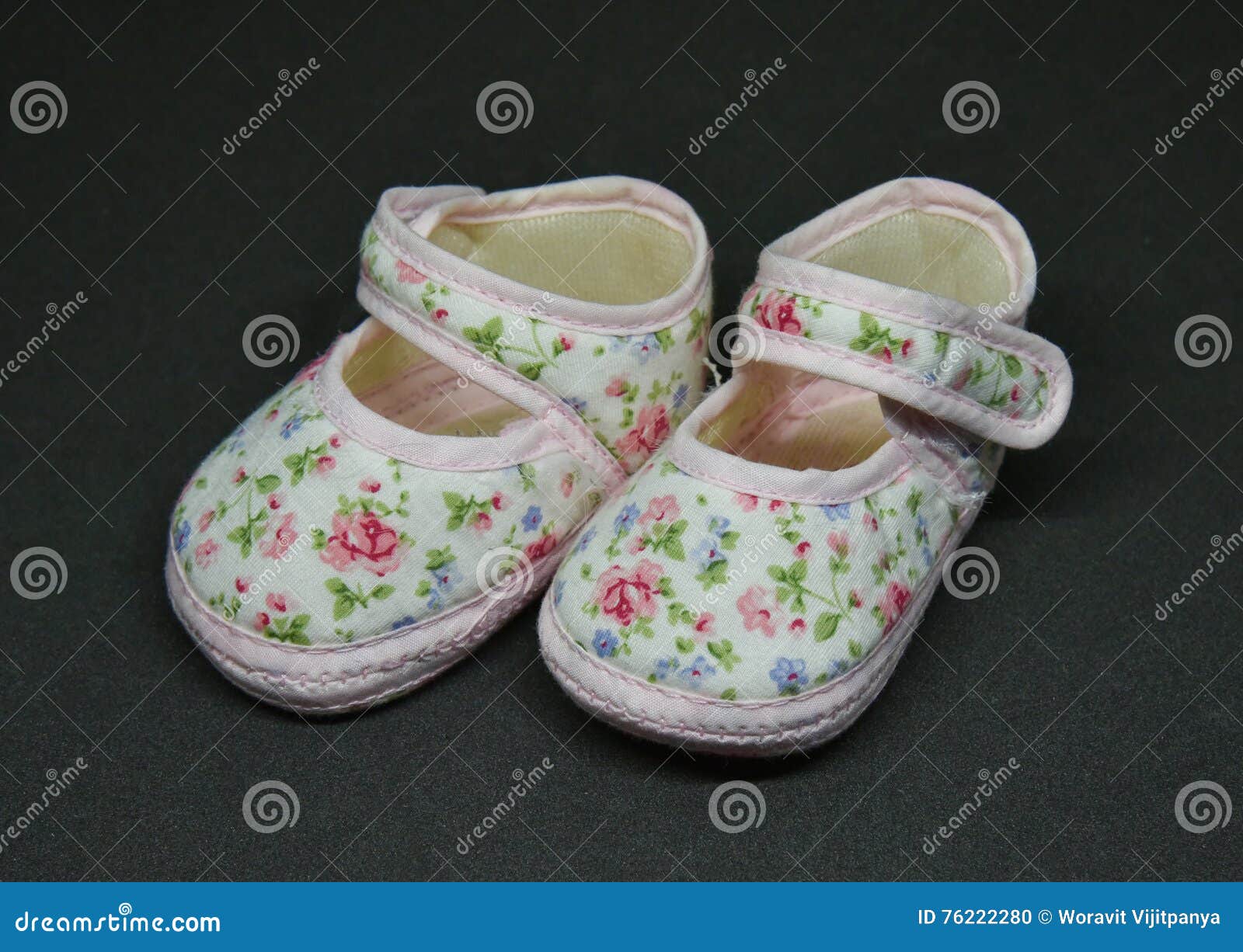 Les Chaussures Rouges Du Gosse Photo stock - Image du bottillons, fille ...