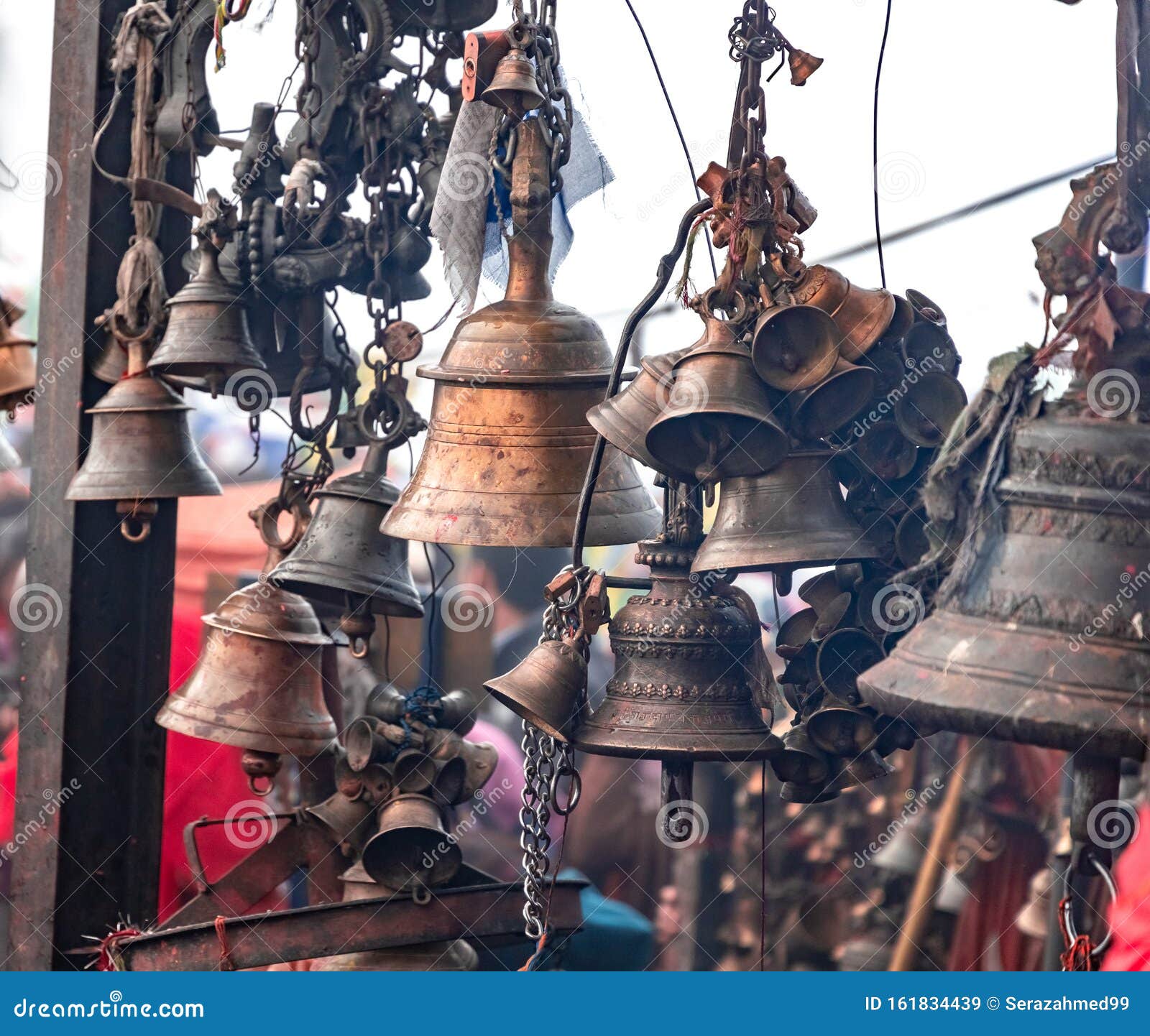 Les Cloches Traditionnelles Du Temple Hindu Image stock - Image du ...