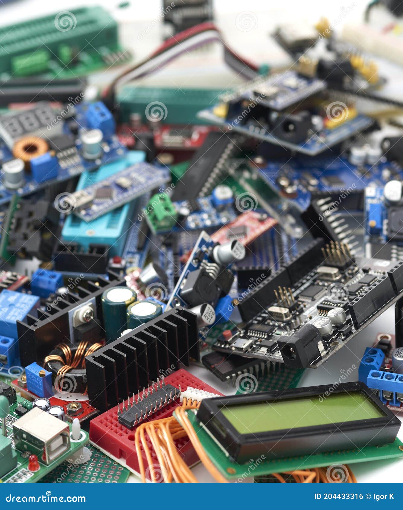 Les Composants électroniques Des Micro Contrôleurs Et Des Programmeurs Darduino Sont Focus
