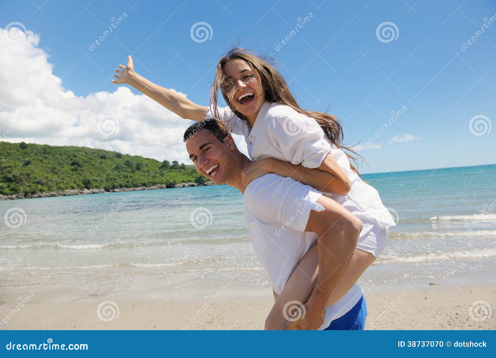 Les Couples Heureux Ont Lamusement Sur La Plage Photo Stock Image Du