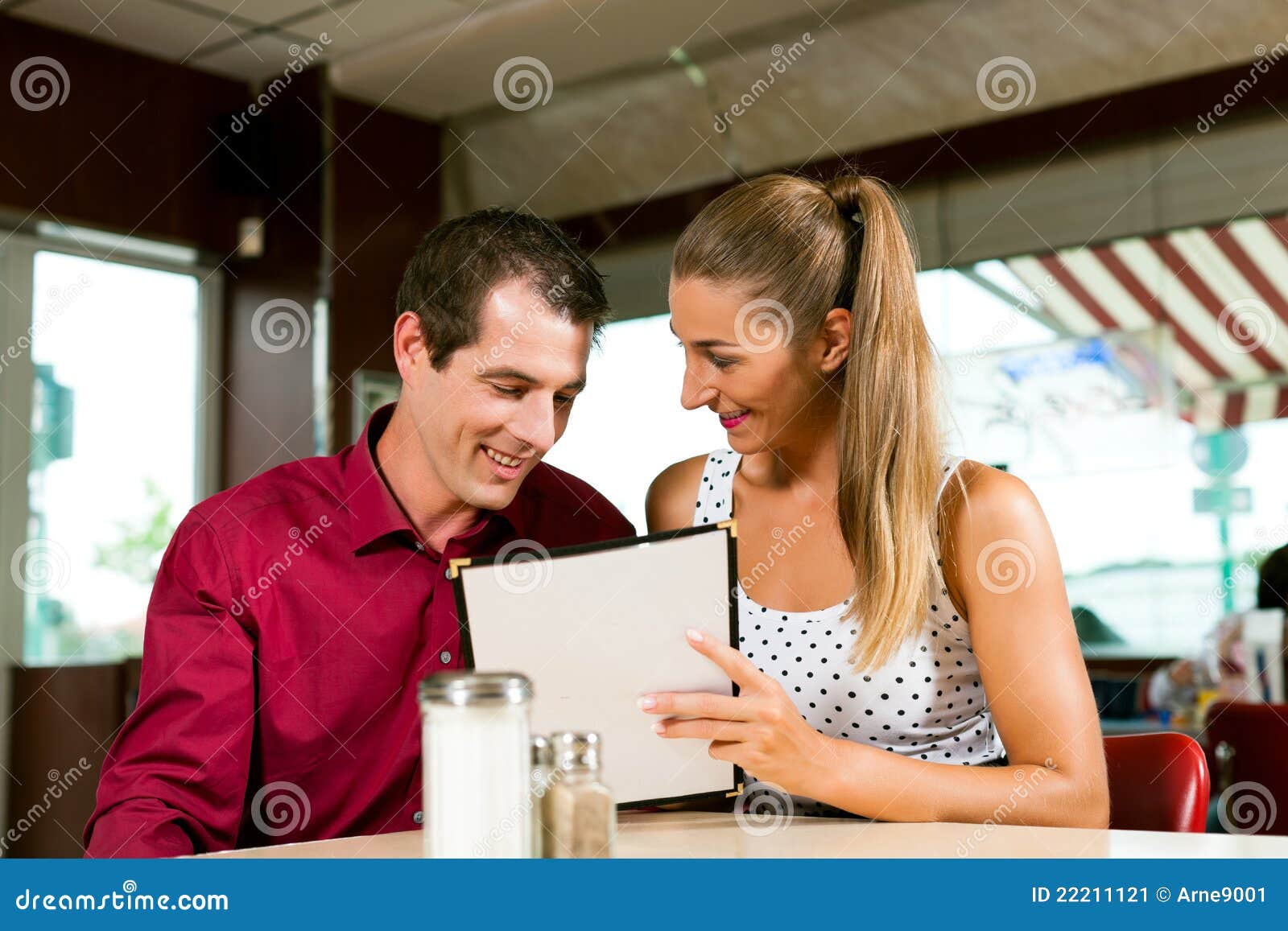 Les Couples Passent Commande Dans Un Bar Ou Un Restaurant Image stock ...