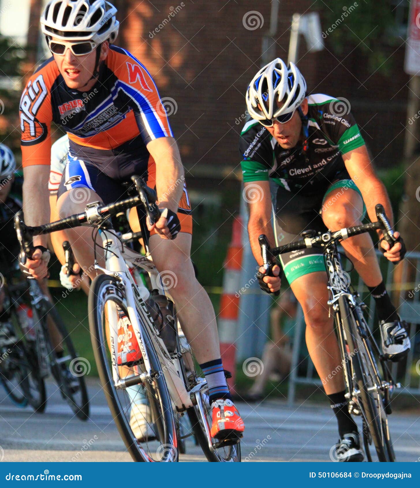 Les cyclistes font le tour image stock éditorial. Image du extrême ...