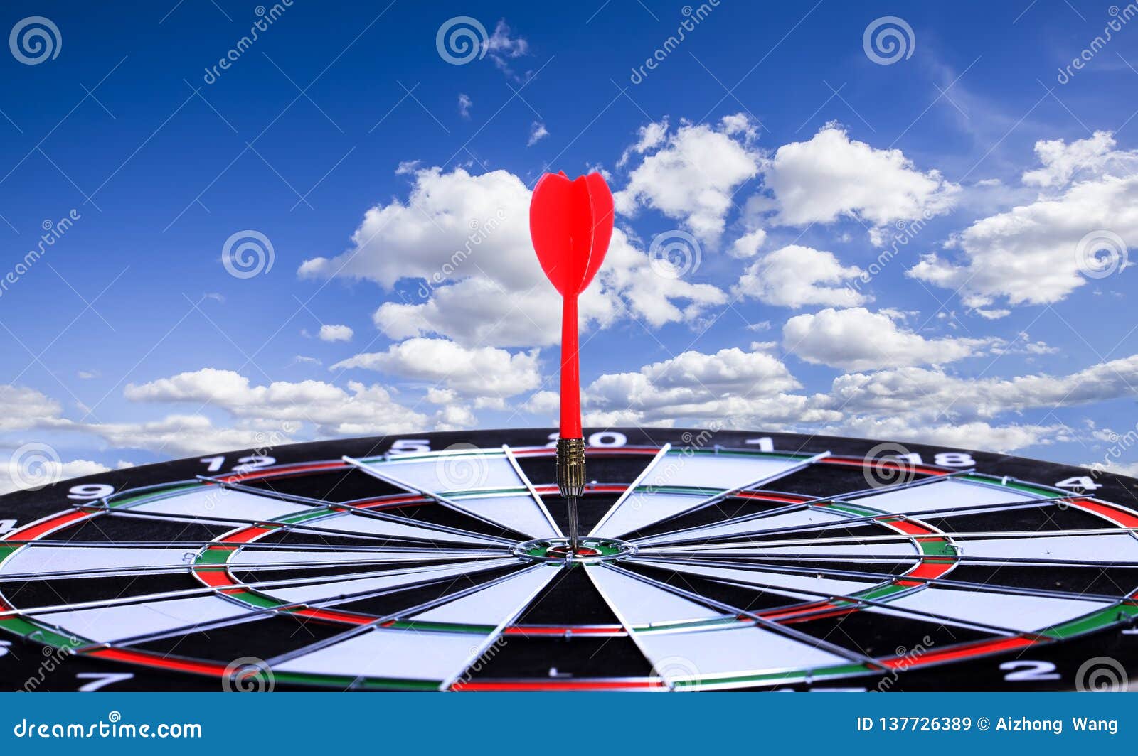 Les Dards Ont Frapp? Le Centre Image stock - Image du concept ...