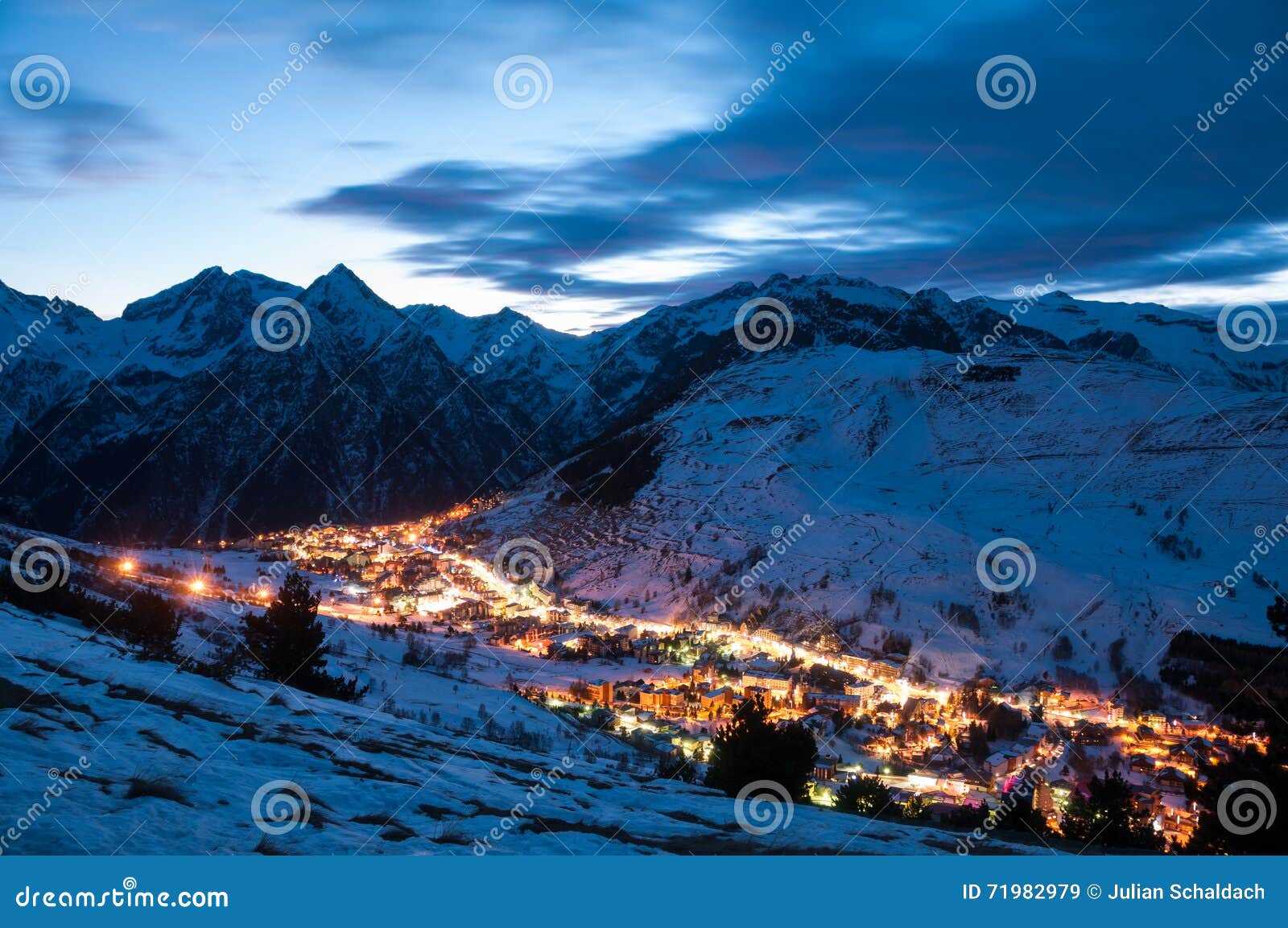 Les deux alpes at night stock image. Image of alps, nightlife - 71982979